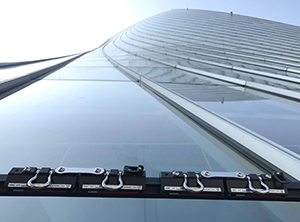 Installation du Access Rail system R27 Long Span sur la tour Zaha Hadid ...